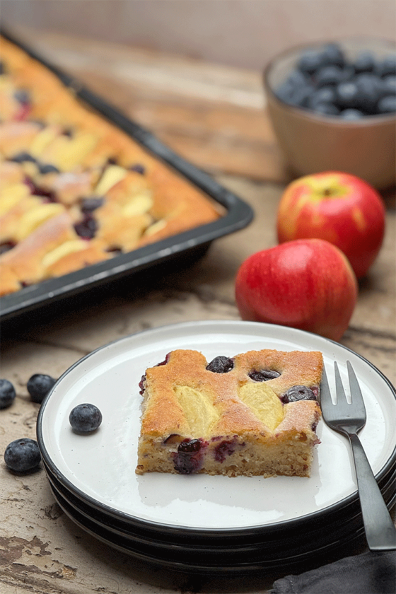 Apfel-Heidelbeer-Blechkuchen - Küchenmomente
